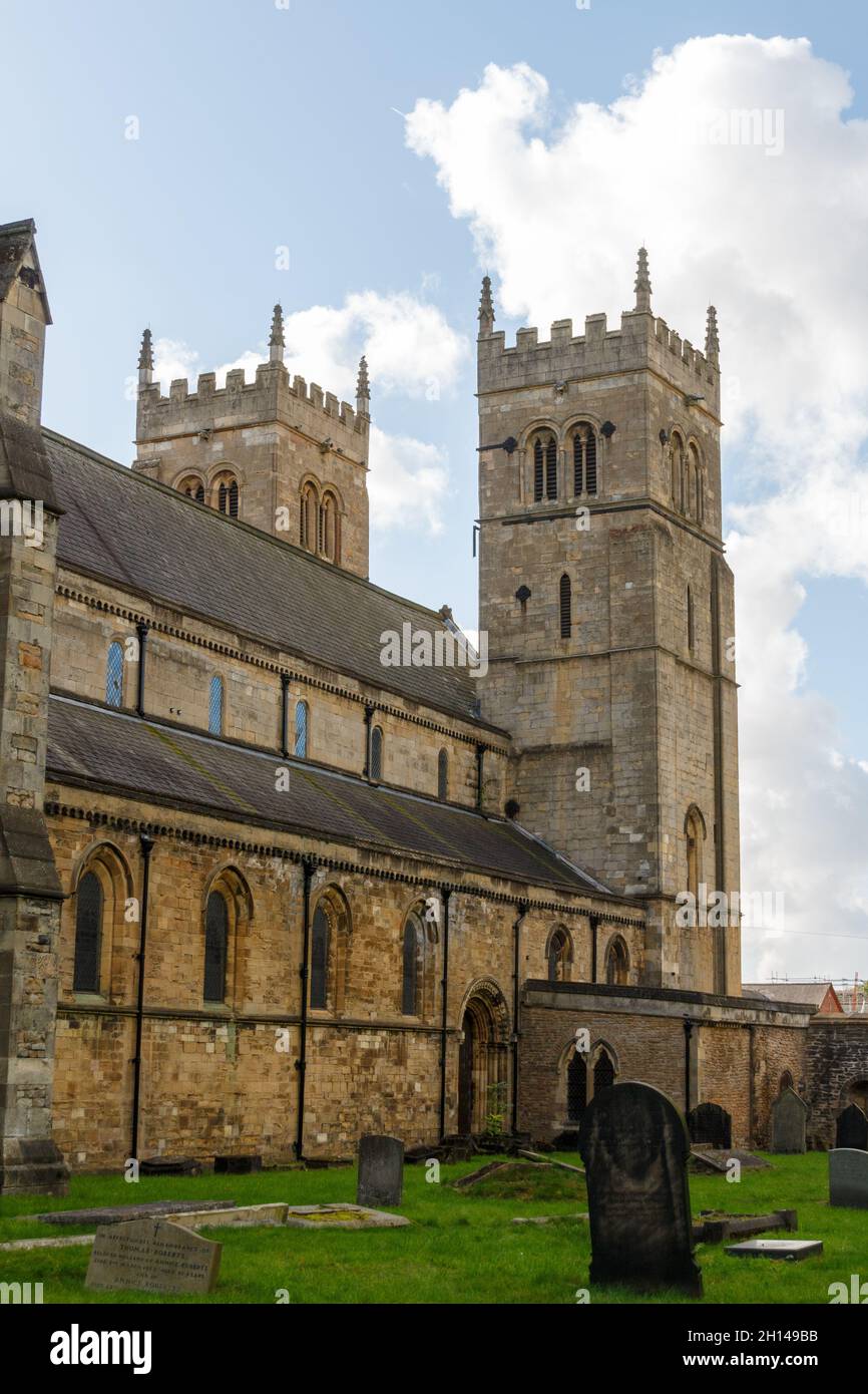Worksop priory church nottinghamshire hi-res stock photography and ...