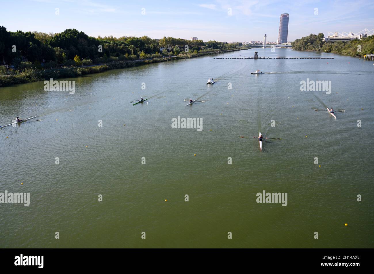 Seville, Spain. 16th Oct, 2021. A rowing race of single rowers starts ...