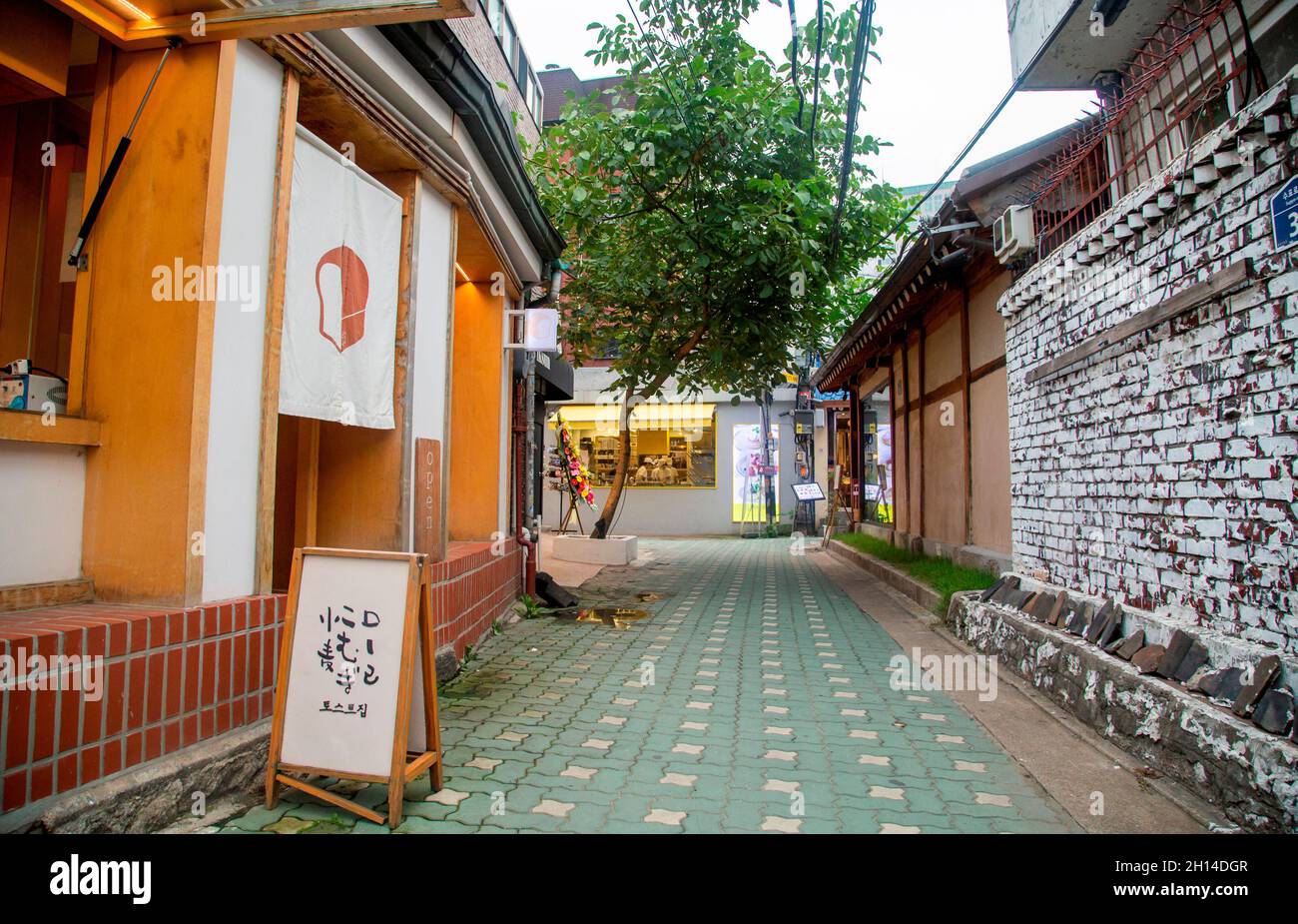 Ikseon-dong, Sep 9, 2021 : Cafe "On" (L) at Ikseon-dong in Seoul, South ...