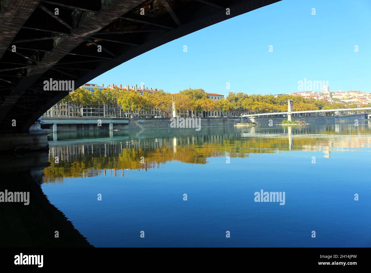 Water reflection under bridge hi-res stock photography and images - Alamy