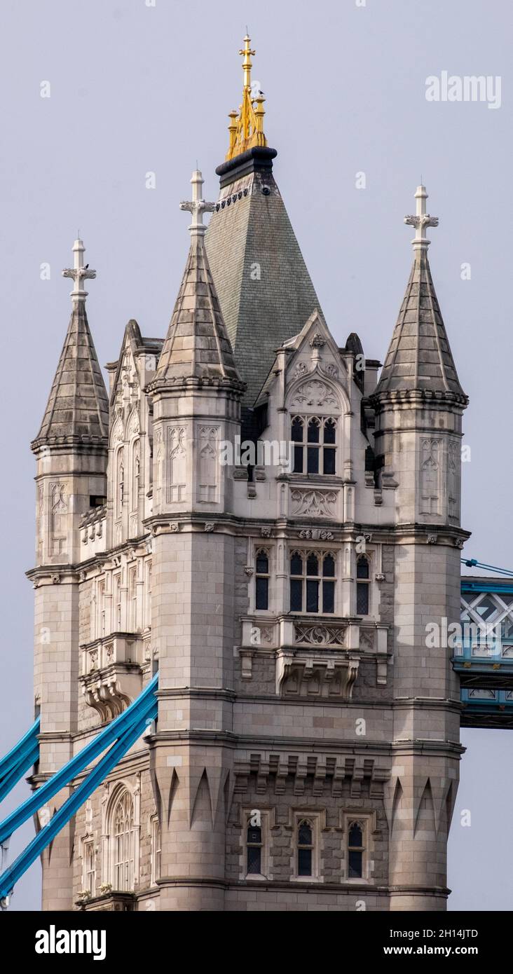 London birdge turret Stock Photo - Alamy