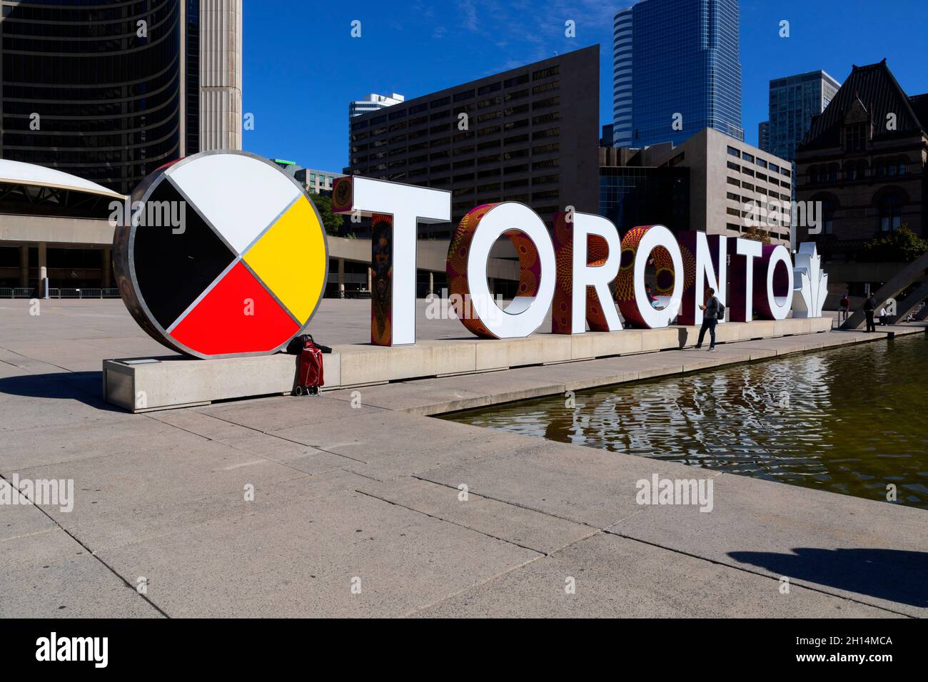 Toronto sign and Toronto City Hall in Nathan Phillips Square. Toronto ...