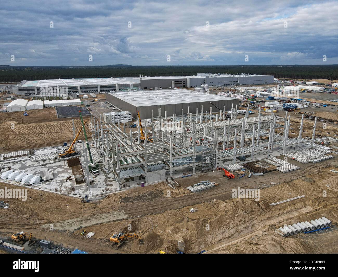 Tesla gigafactory berlin hi-res stock photography and images - Alamy