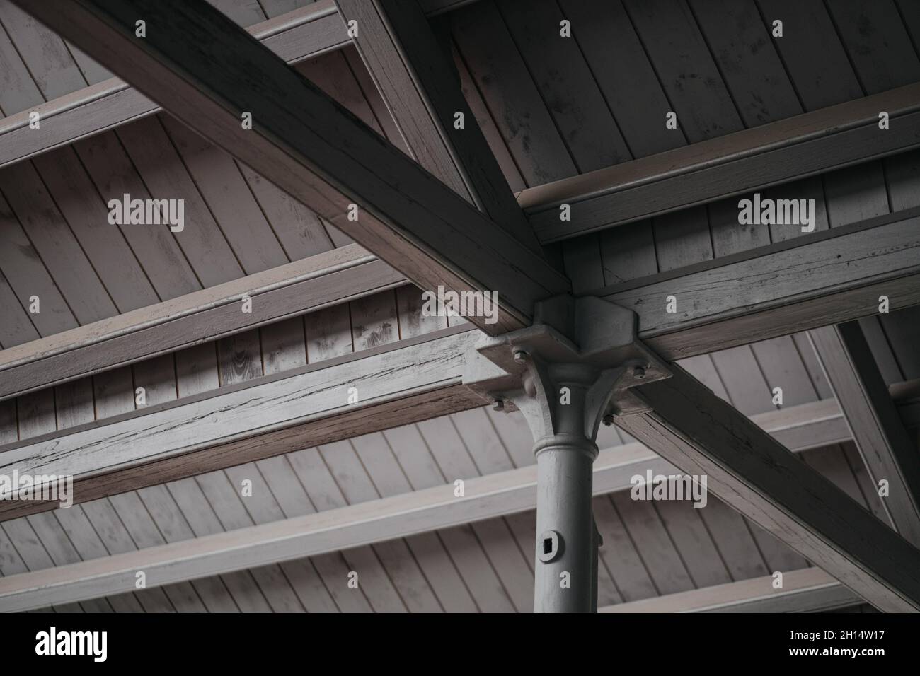 Long pole holding up a wooden roof Stock Photo - Alamy