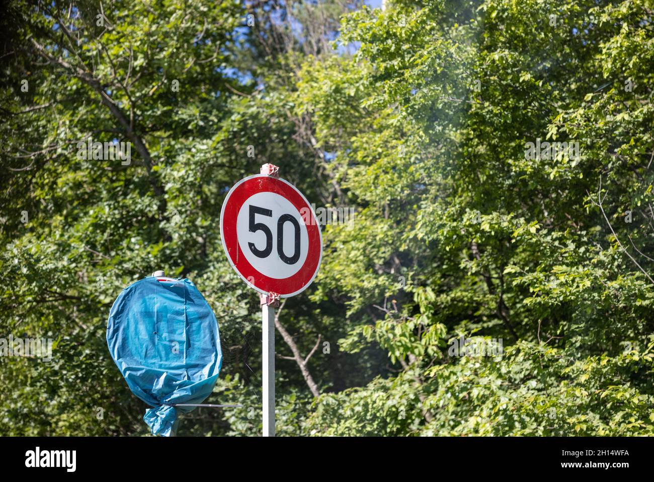 Maximum 50 km/h sign near a park Stock Photo - Alamy
