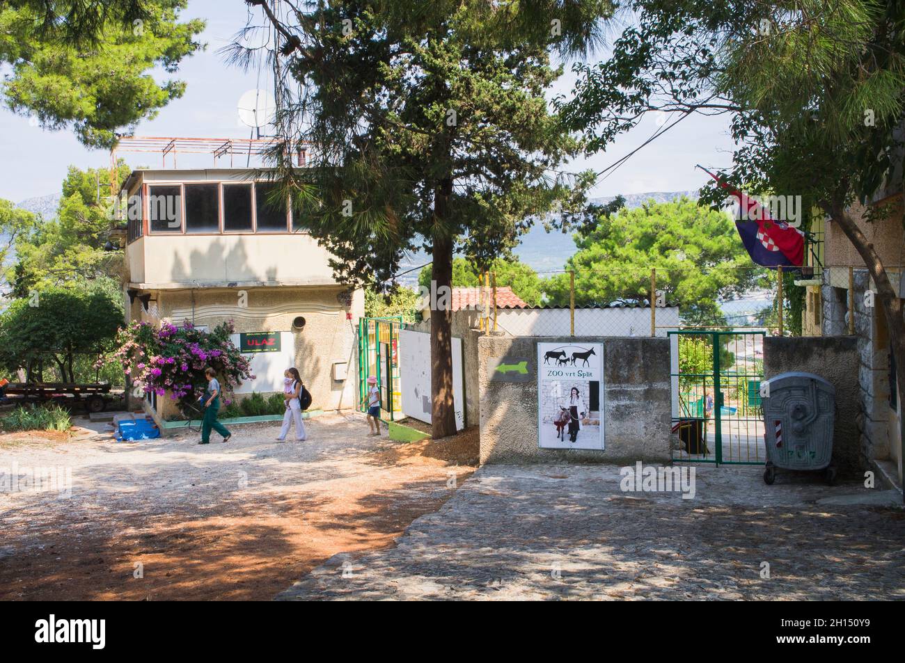 Split zoo hi-res stock photography and images - Alamy