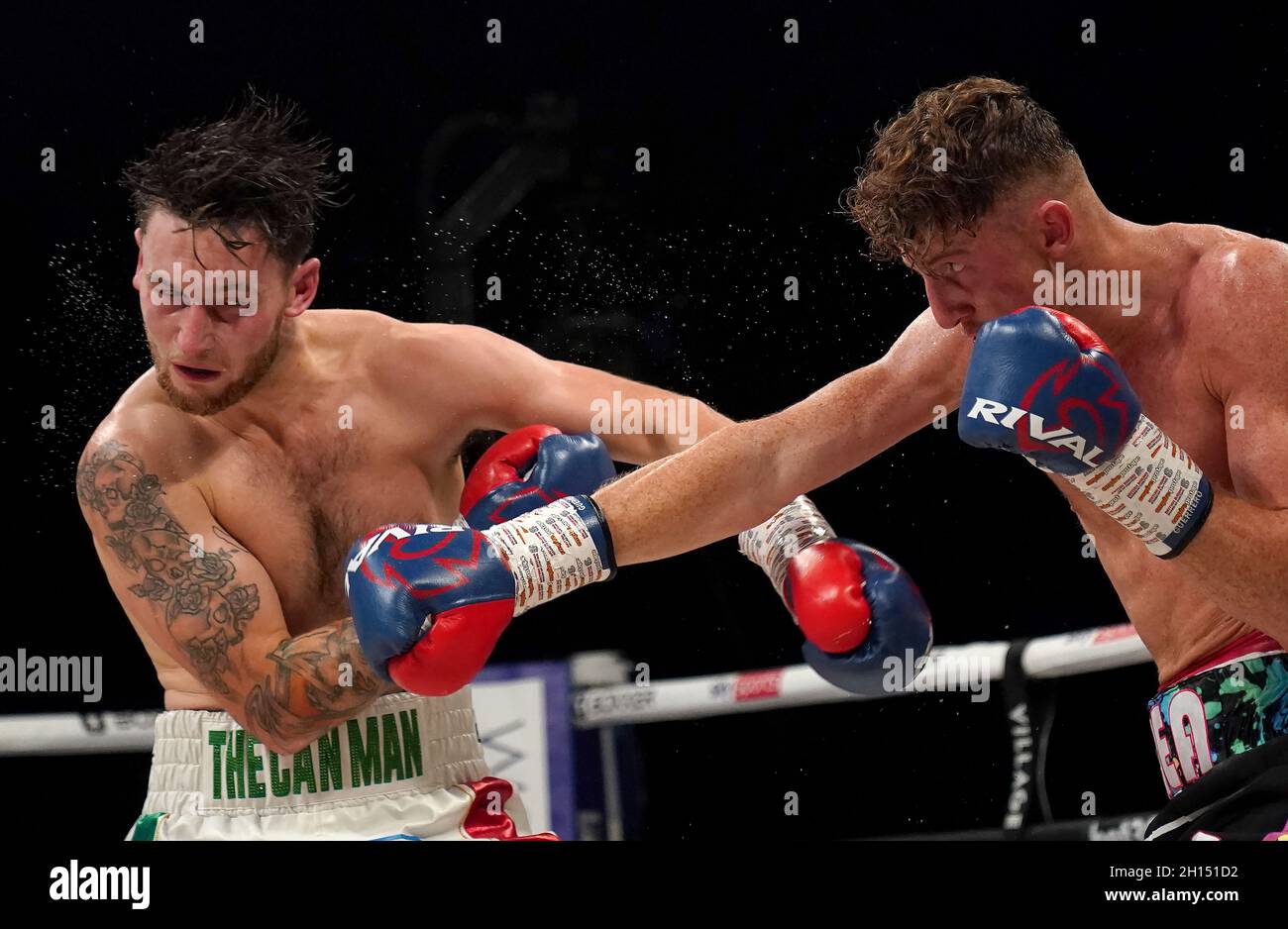 Jez Smith (left) and Brad Rea in action in their Middleweight Contest ...