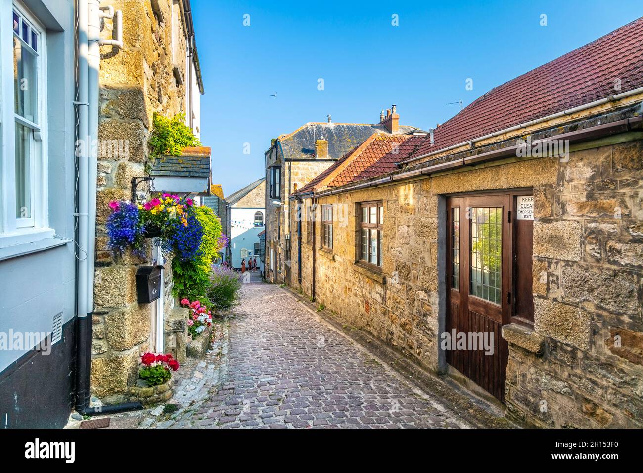 Cobblestone street with houses in St Ives, Penwith Peninsula, Cornwall ...