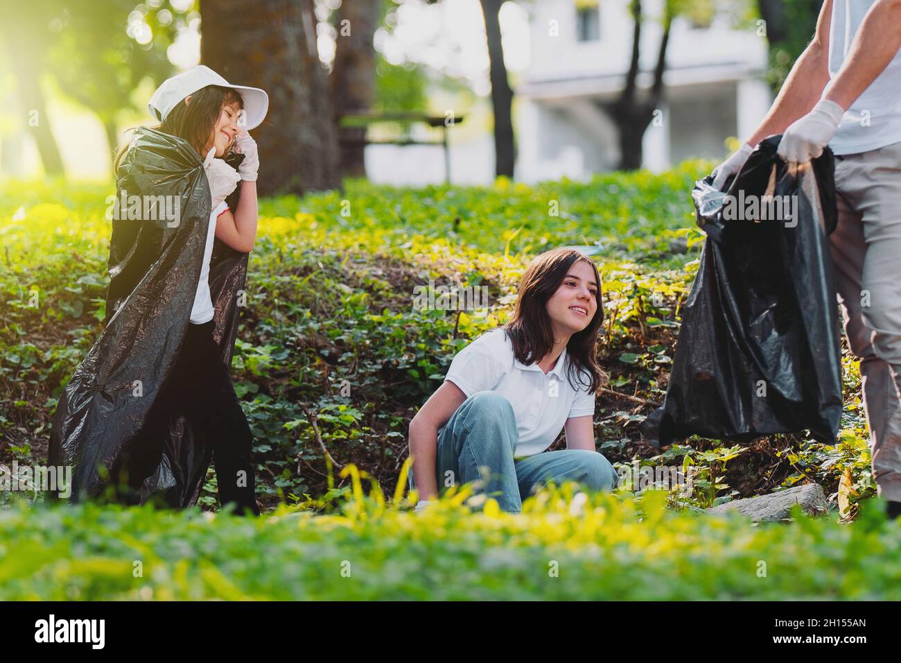 Group holding trash bags hi-res stock photography and images - Alamy
