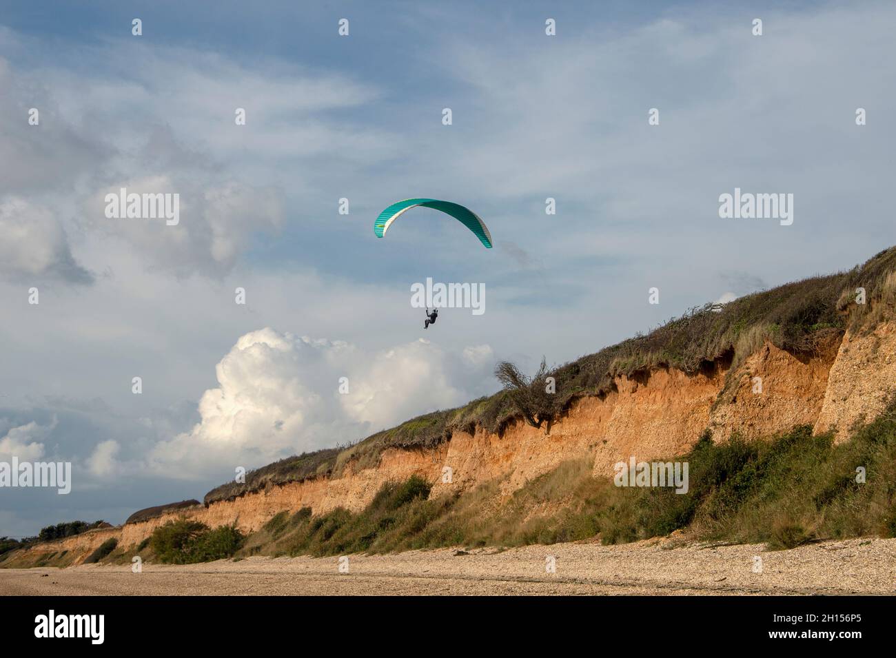 Flying paraglide hi-res stock photography and images - Alamy