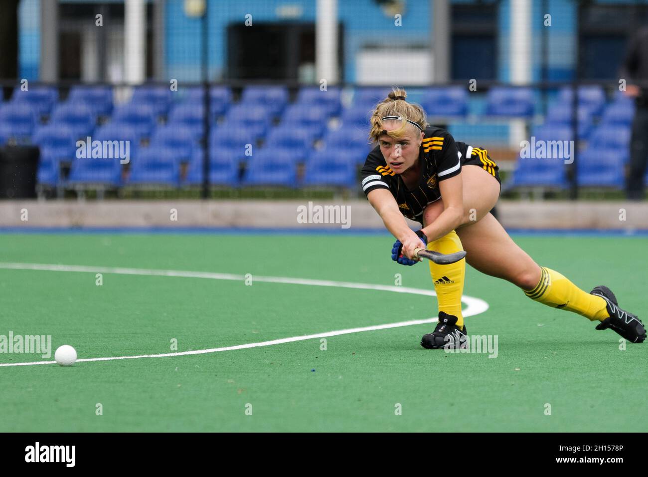 London, UK. 16th Oct, 2021. Bea Bell (13 Beeston) in action at the ...