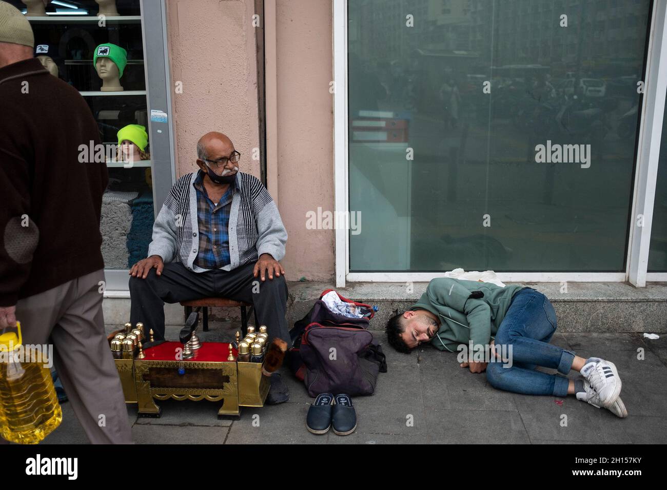 Izmir, Izmir, Turkey. 16th Oct, 2021. Shoe Shiner man waiting for his ...
