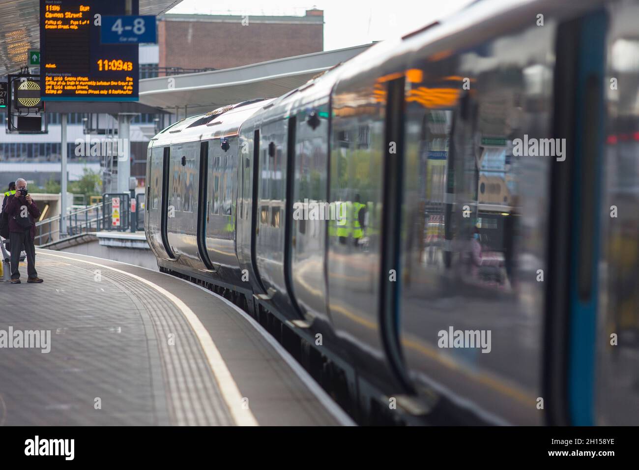 A new 707 Southeastern train arrives and departing from London Bridge ...