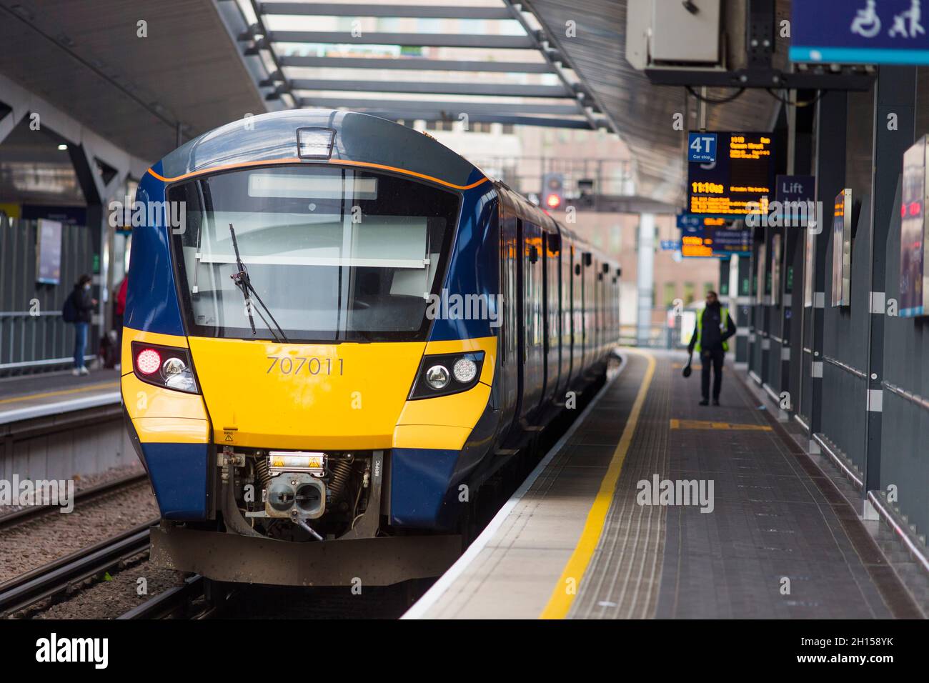 A new 707 Southeastern train arrives and departing from London Bridge ...