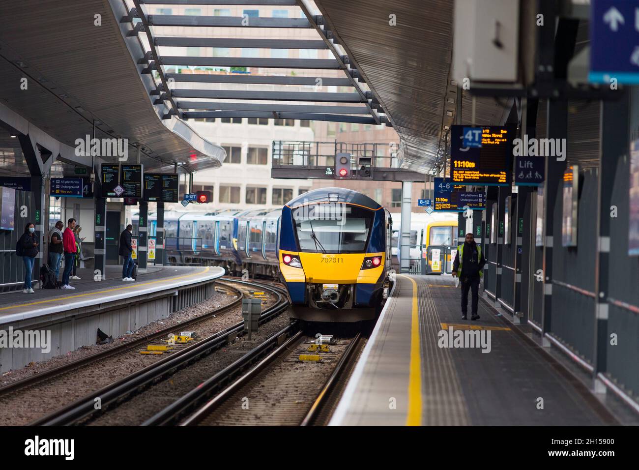 A new 707 Southeastern train arrives and departing from London Bridge ...