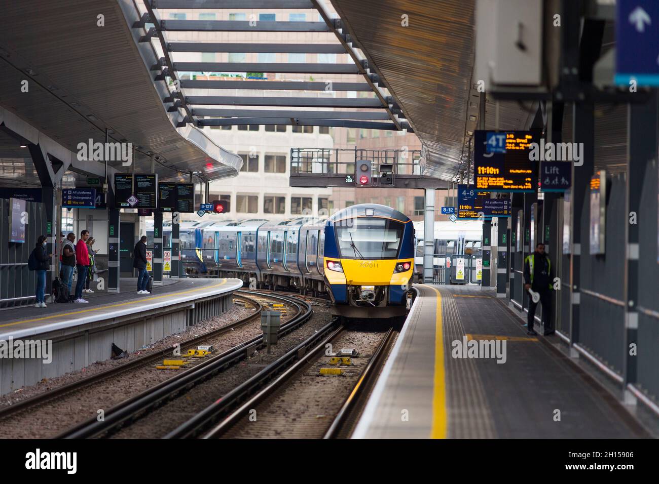 A new 707 Southeastern train arrives and departing from London Bridge ...