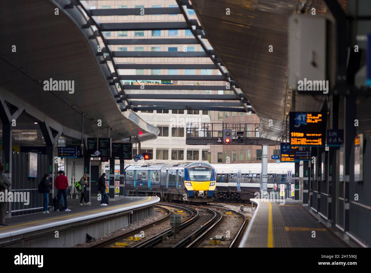 A new 707 Southeastern train arrives and departing from London Bridge ...