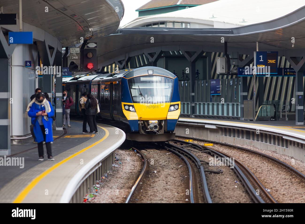 A new 707 Southeastern train arrives and departing from London Bridge ...
