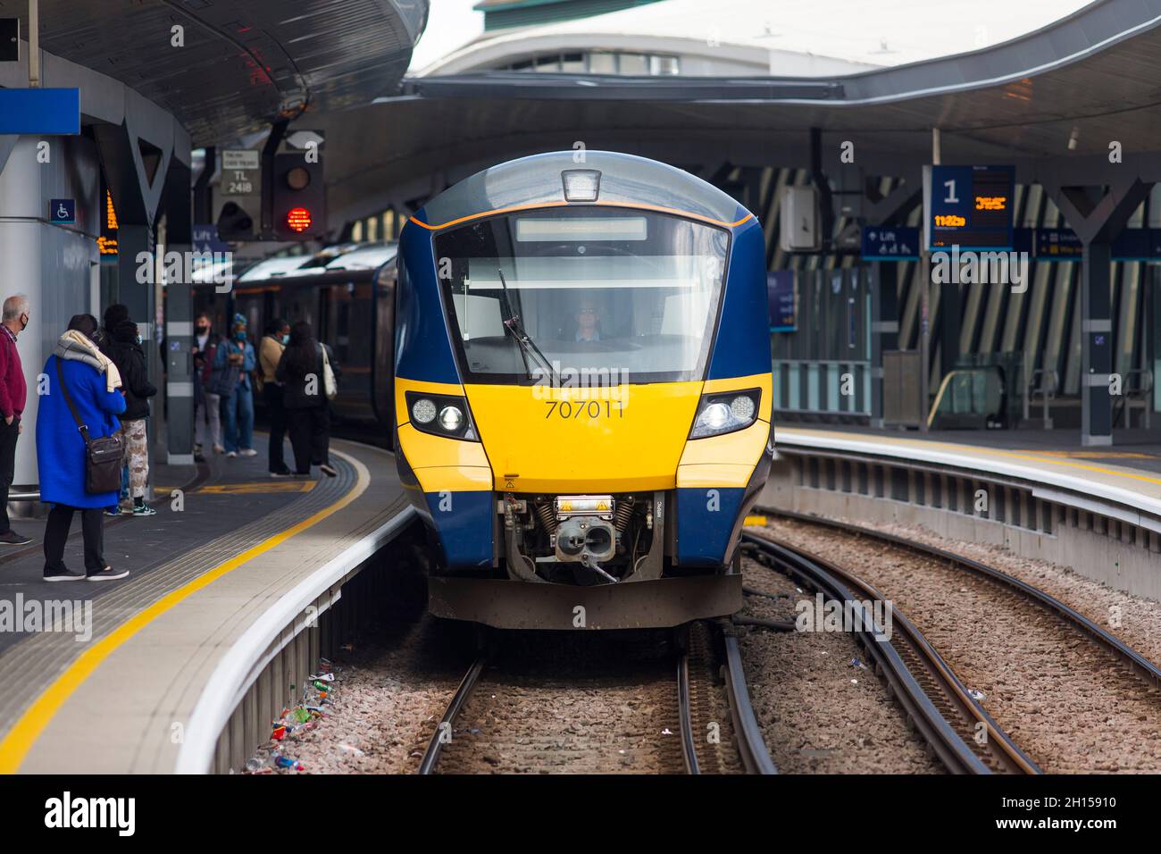 A new 707 Southeastern train arrives and departing from London Bridge ...
