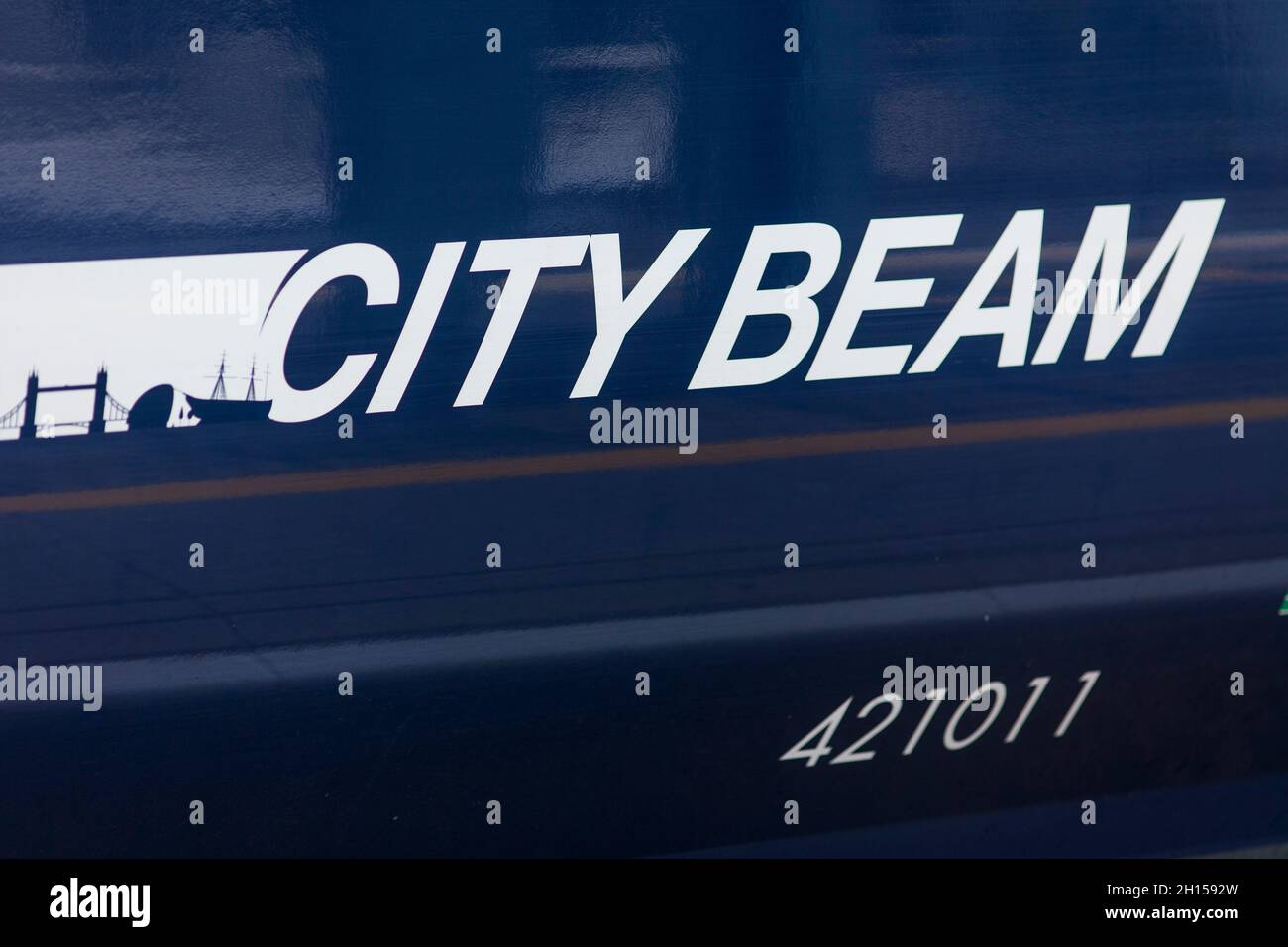 A new 707 Southeastern train arrives and departing from London Bridge ...