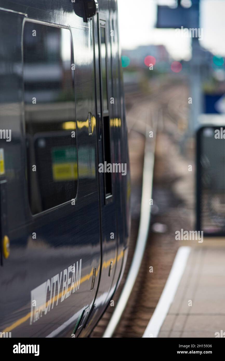A new 707 Southeastern train arrives and departing from London Bridge ...