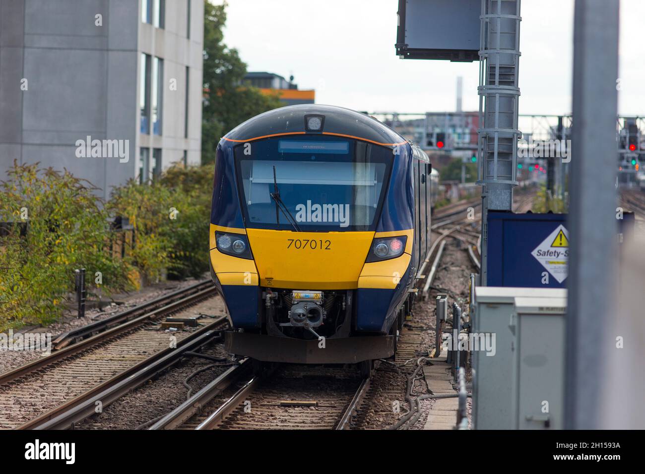 A new 707 Southeastern train arrives and departing from London Bridge ...