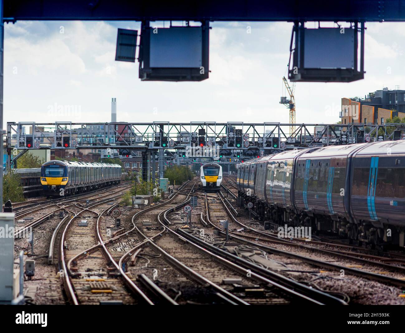 A new 707 Southeastern train arrives and departing from London Bridge ...