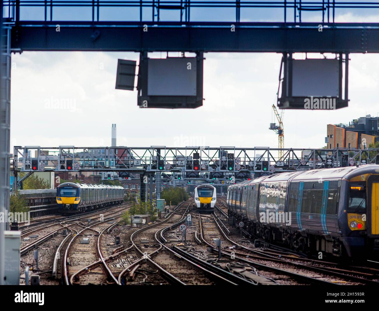 A new 707 Southeastern train arrives and departing from London Bridge ...