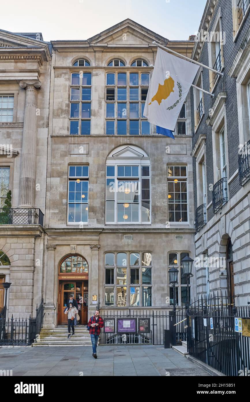The London library St James Sq Stock Photo - Alamy