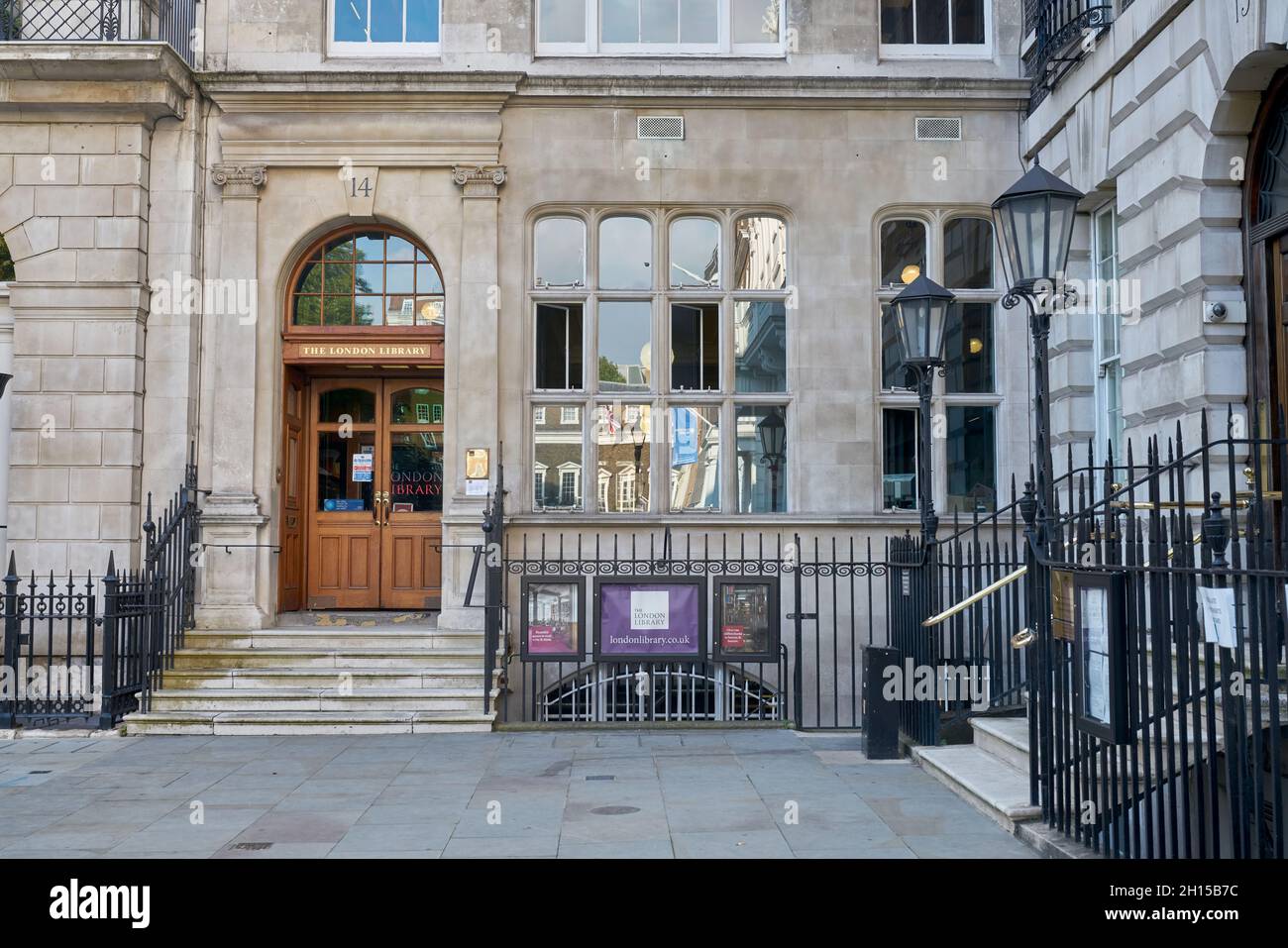 The London library St James Sq Stock Photo - Alamy