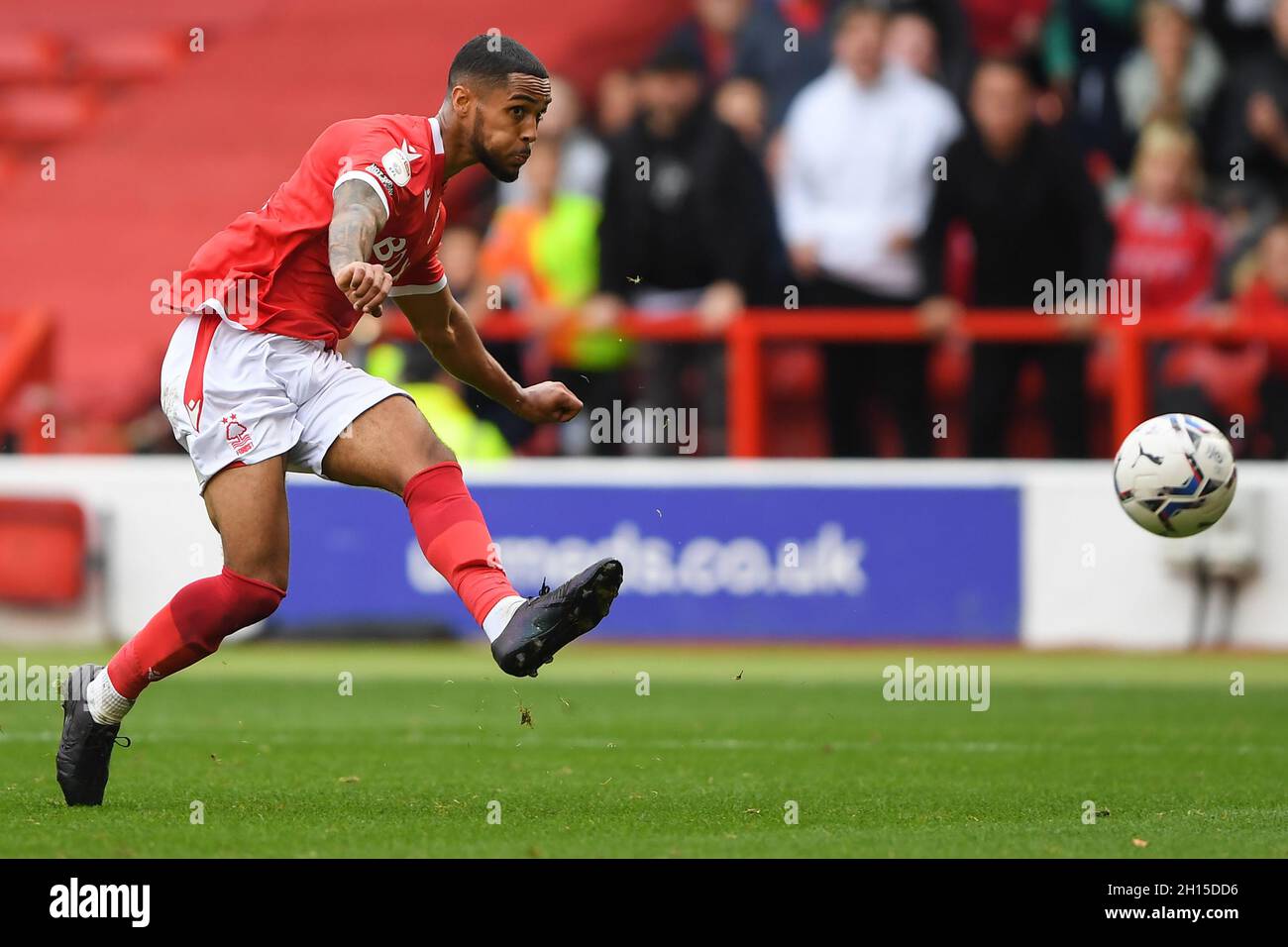 NOTTINGHAM, UK. OCT 16TH Max Lowe of Nottingham Forest shoots at goal ...
