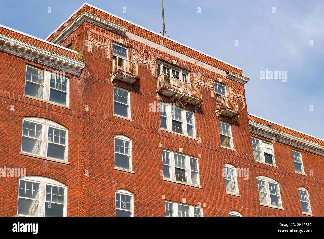 Old empty hotel hi-res stock photography and images - Alamy