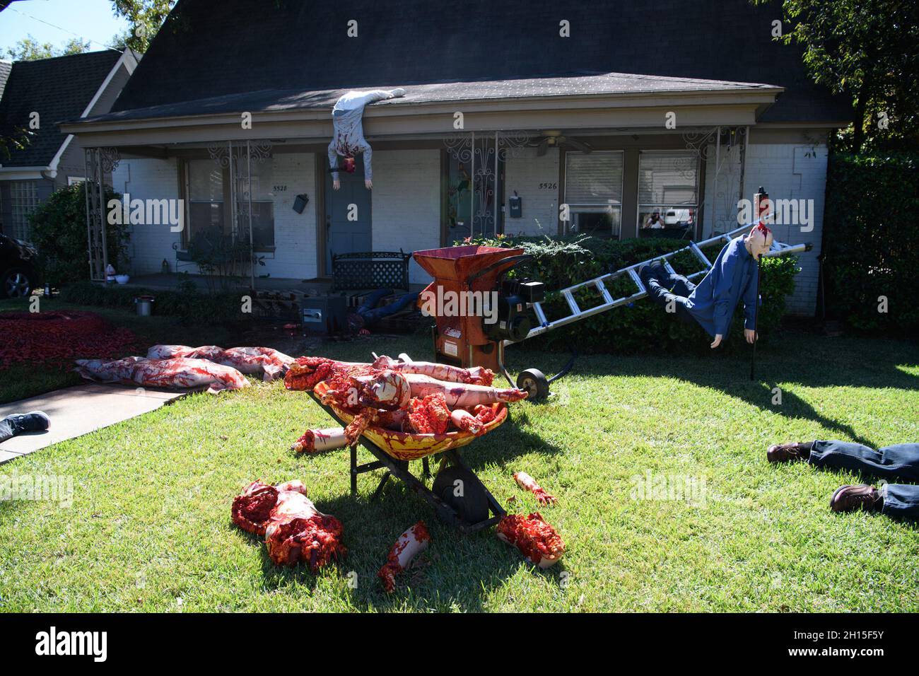 Dallas, Texas, USA. 16th Oct, 2021. An extremely realistic Halloween ...