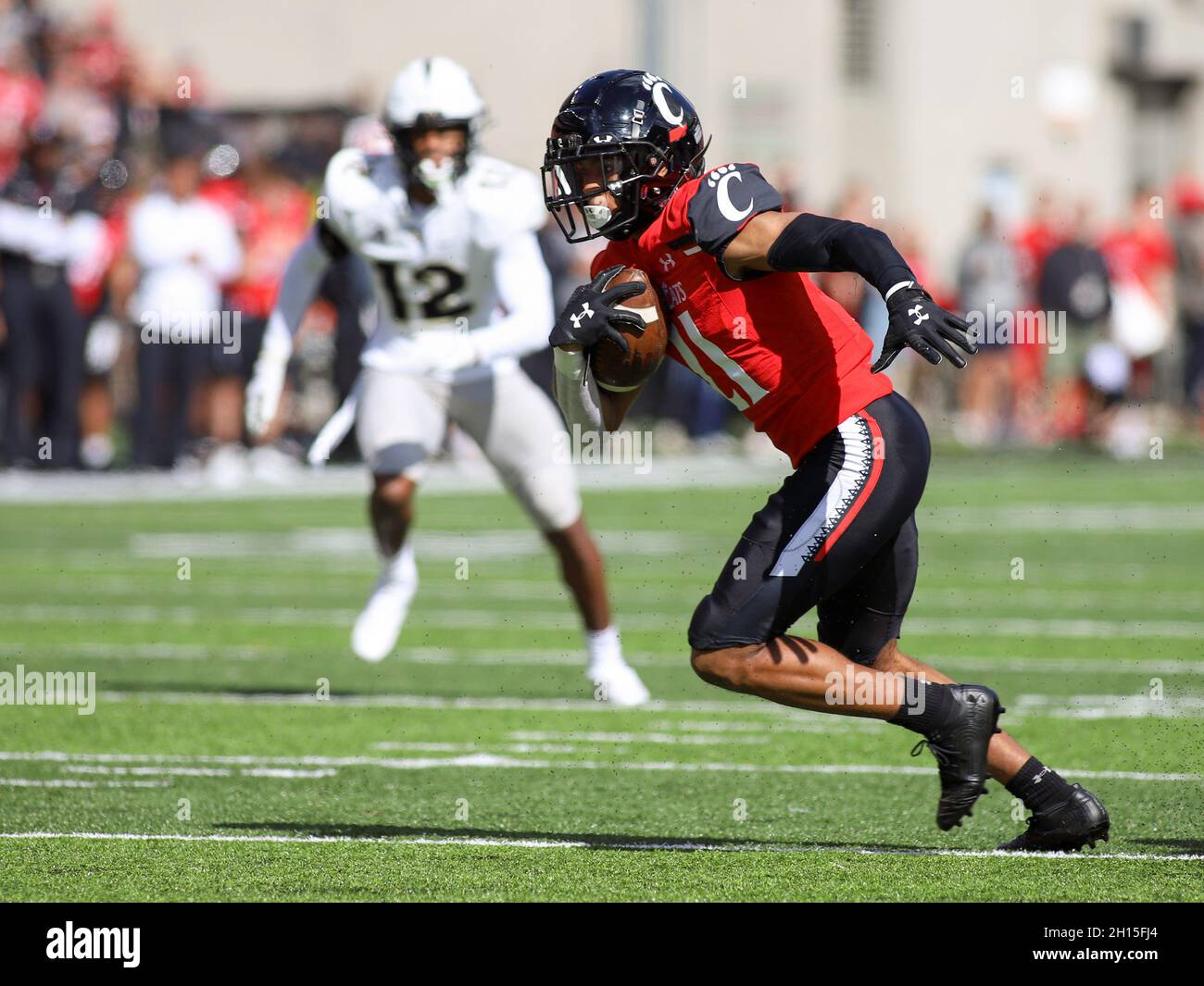 Cincinnati, Ohio, USA. 16th Oct, 2021. Cincinnati's Tyler Scott runs ...