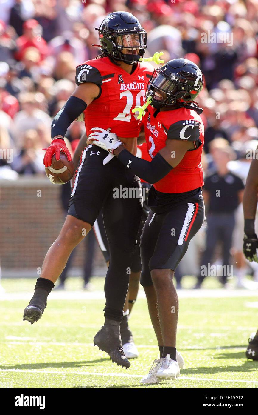 October 16, 2021: Cincinnati LB Deshawn Pace (20) celebrates his ...