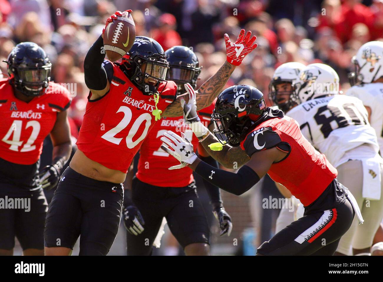 October 16, 2021: Cincinnati LB Deshawn Pace (20) celebrates his ...