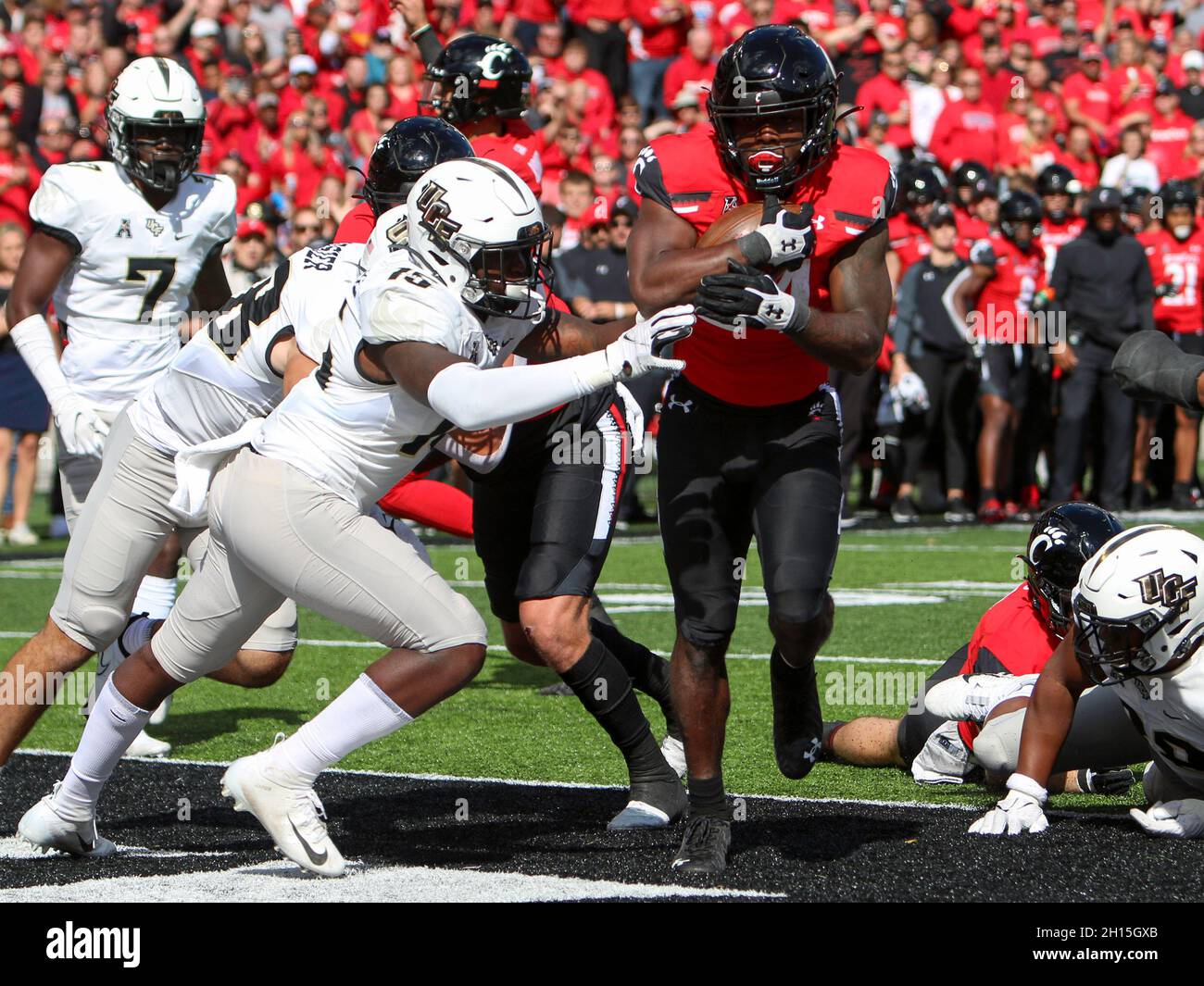 October 16, 2021: Cincinnati's Jerome Ford runs into the end zone for a ...