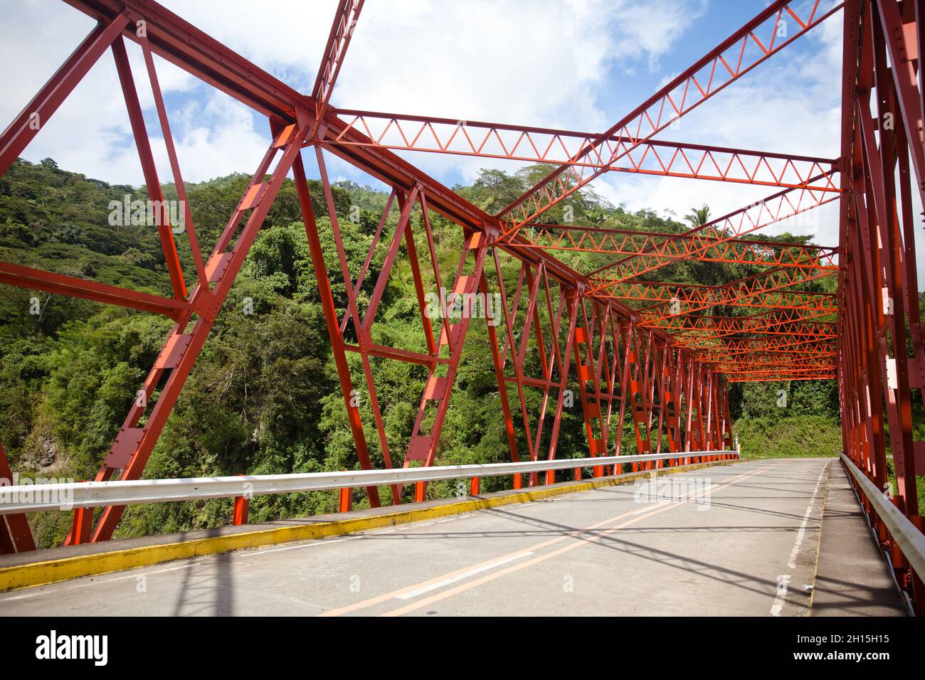 Red metal beams hi-res stock photography and images - Alamy