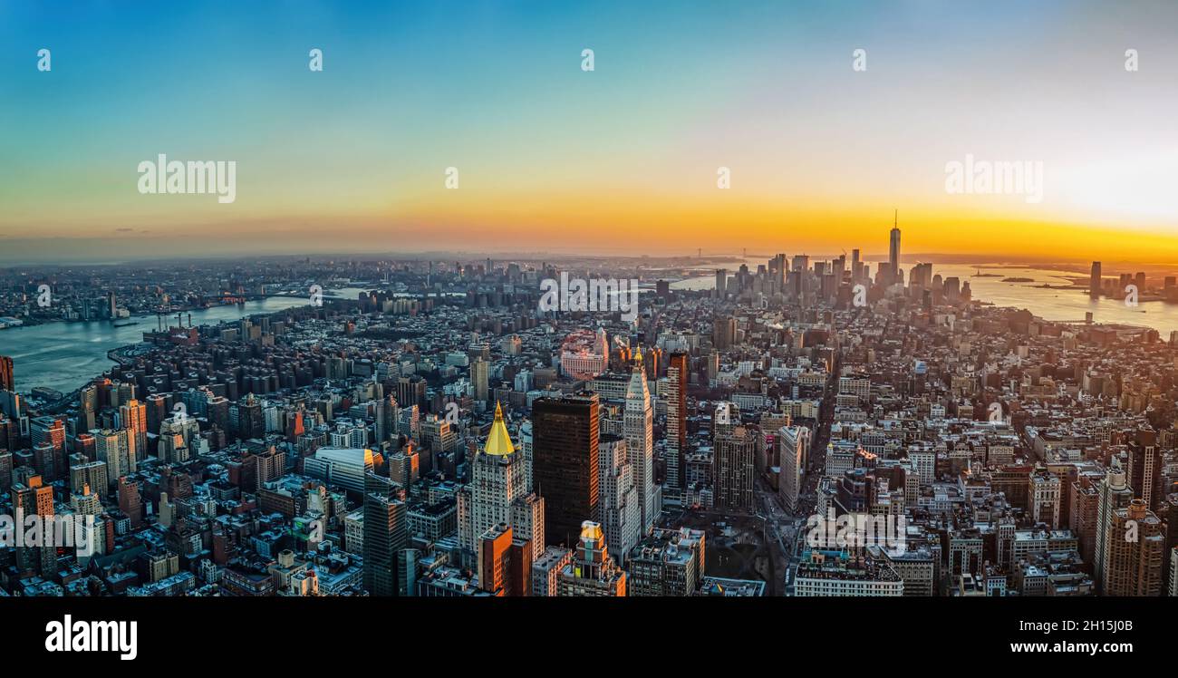 New York, the iconic Manhattan skyline from the empire state building ...