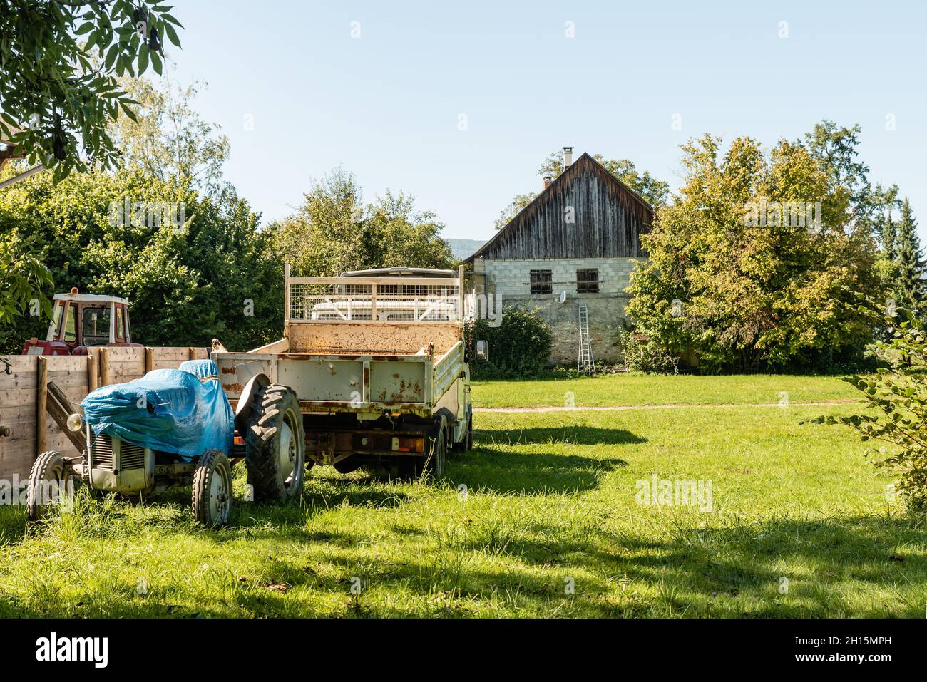 Old barn and farm truck hi-res stock photography and images - Alamy
