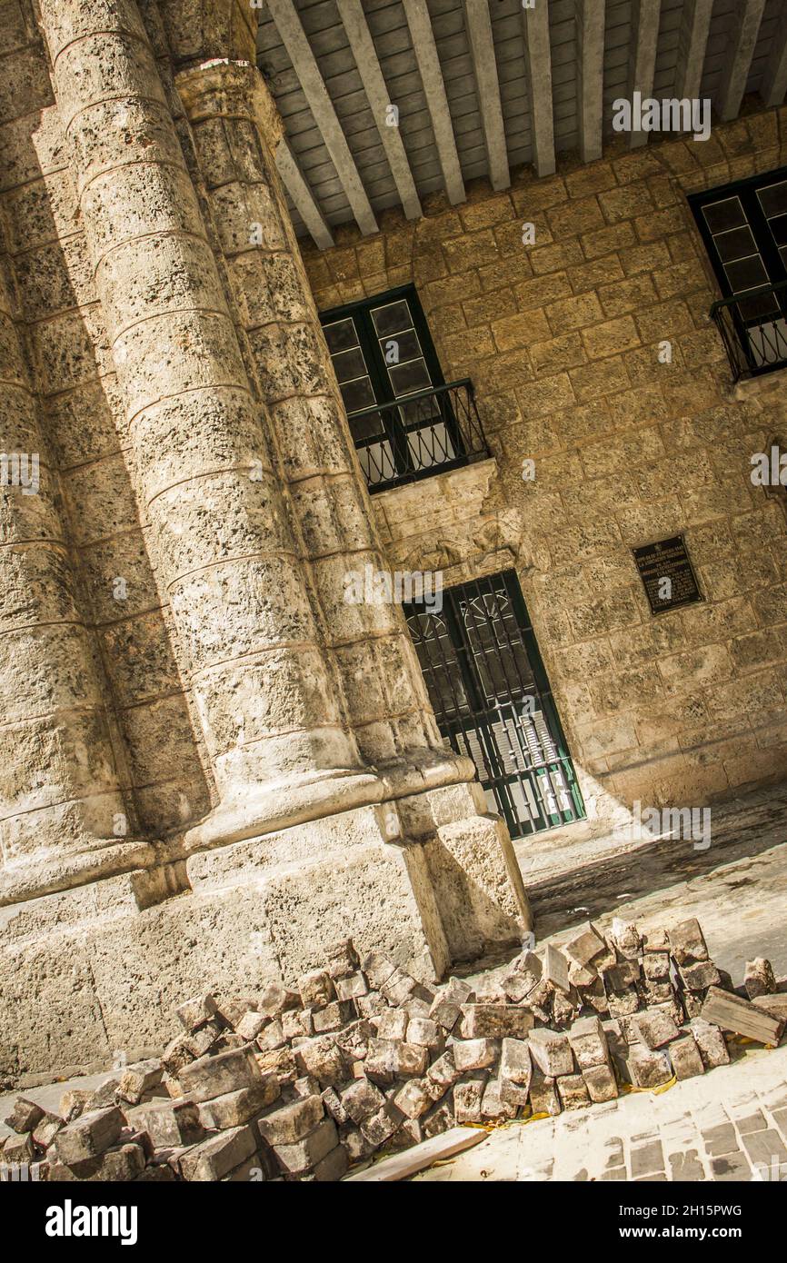 External columns hi-res stock photography and images - Alamy