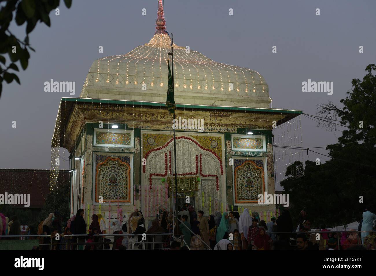 Pakistani Muslim devotees take part in the 398th birth anniversary Urs ...