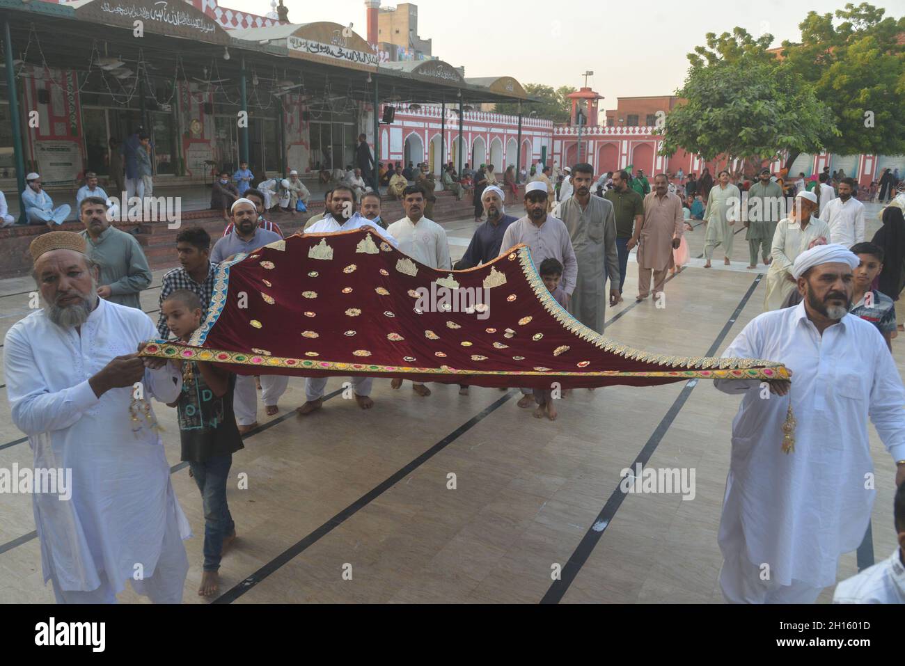 Pakistani Muslim devotees take part in the 398th birth anniversary Urs ...