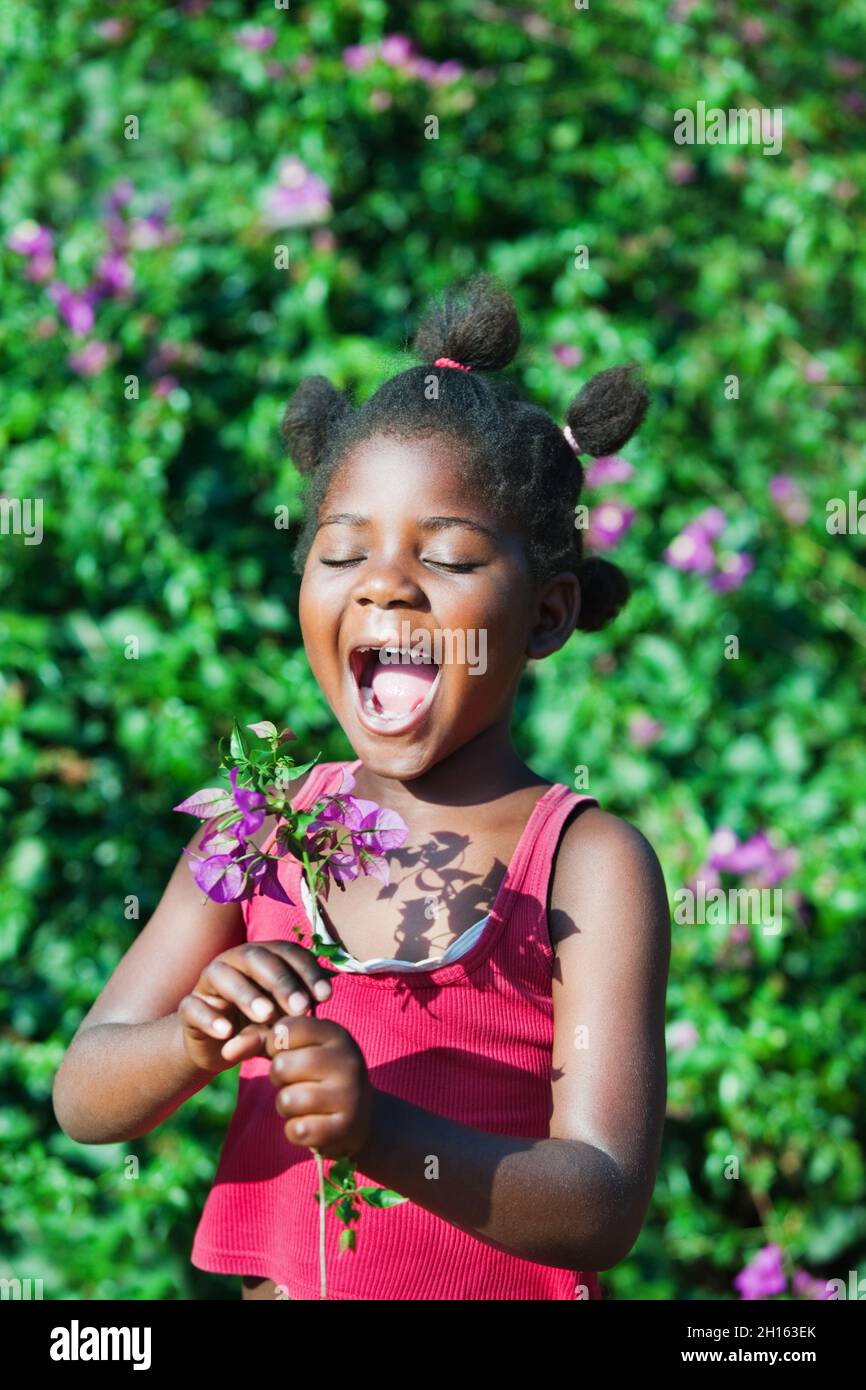 Black child smelling flower hi-res stock photography and images - Alamy
