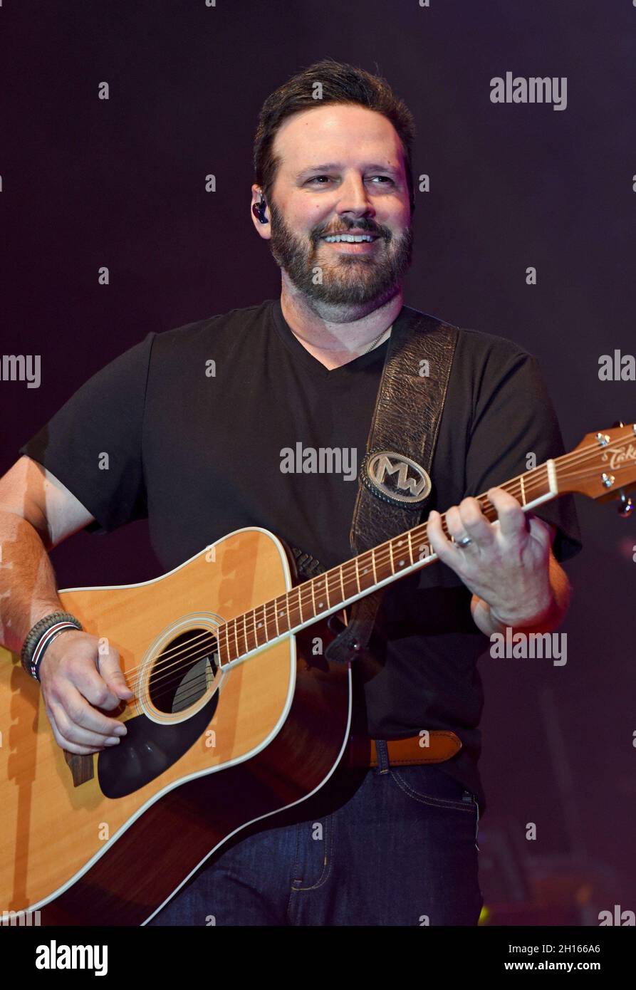 Hiawassee, GA, USA. 16th Oct, 2021. Mark Wills on stage for Ronnie ...