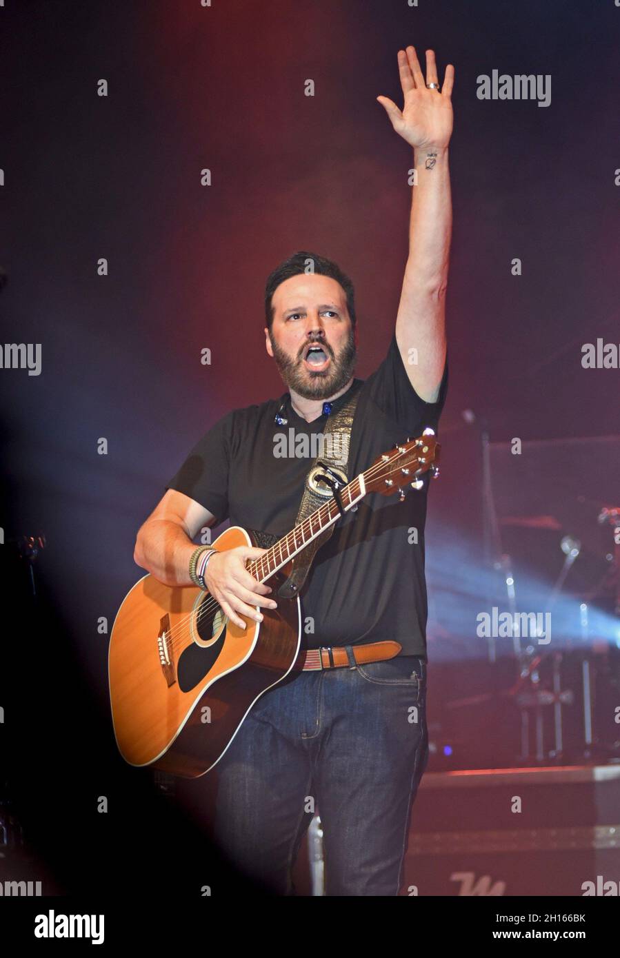 Hiawassee, GA, USA. 16th Oct, 2021. Mark Wills on stage for Ronnie ...