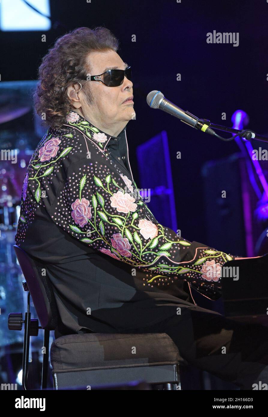 Hiawassee, GA, USA. 16th Oct, 2021. Ronnie Milsap on stage for Ronnie ...