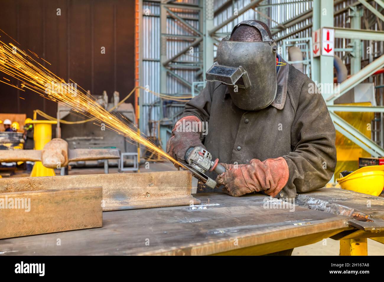 African man grinding cutting hi-res stock photography and images - Alamy