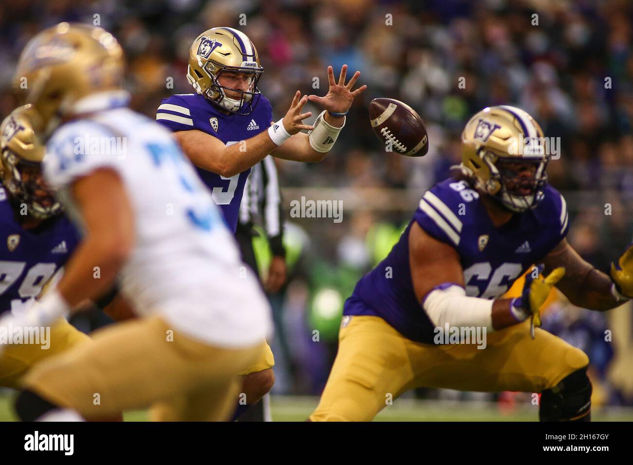 Ucla quarterback snap hi-res stock photography and images - Alamy