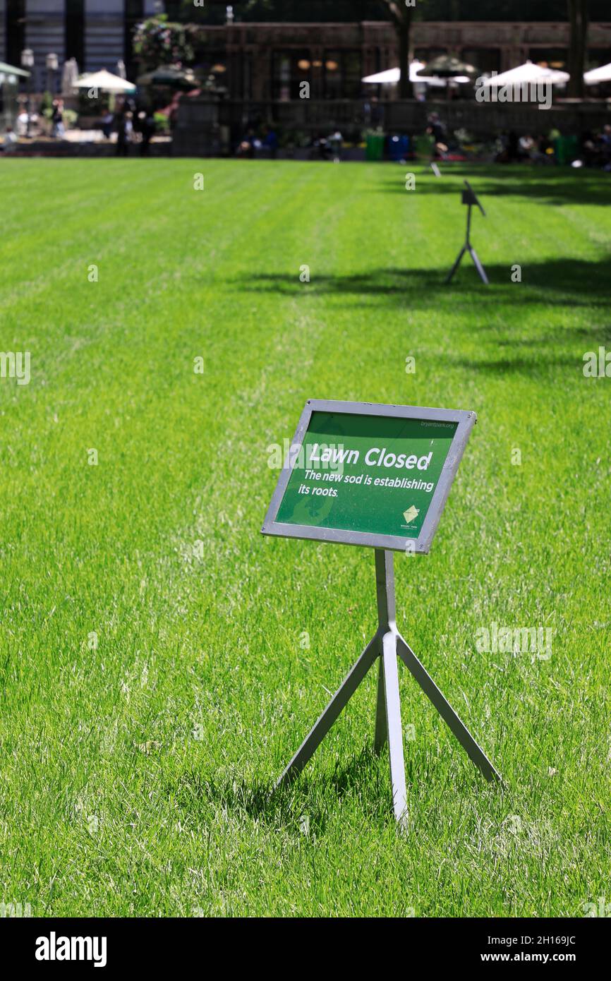 Lawn closed sign on the lawn of Bryant Park.Midtown Manhattan.New York ...
